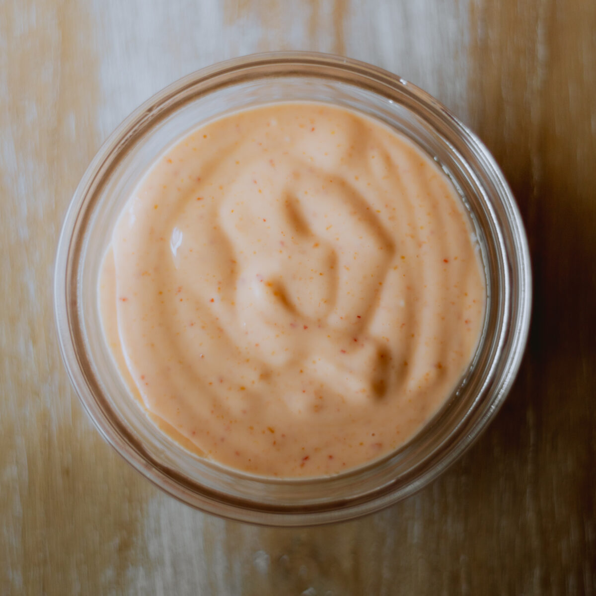 Sriracha mayo maken (pittige mayonaise recept) - Vega Recepten